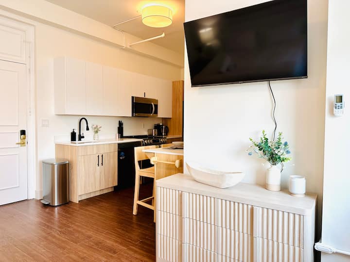 Studio | King Bed | Yale - Connecticut