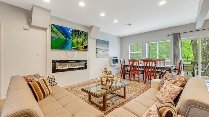 Spacious 5 Bdr, 4 Bath Retreat. * Hot Tub, * Sauna - Tannersville, PA