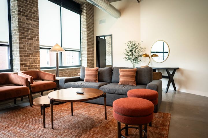 Roami At Century Plaza | 3br Corner View Loft - Minneapolis, MN