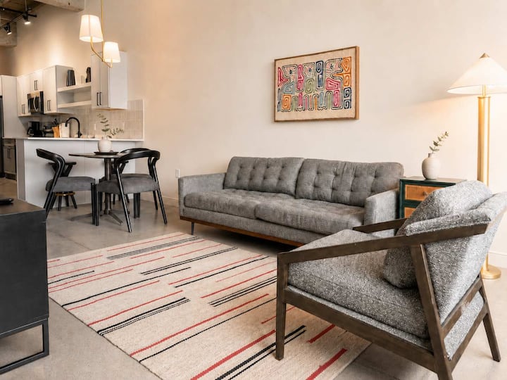 Roami At Century Plaza | 4br Combo | Sleeps 10 - Minneapolis, MN