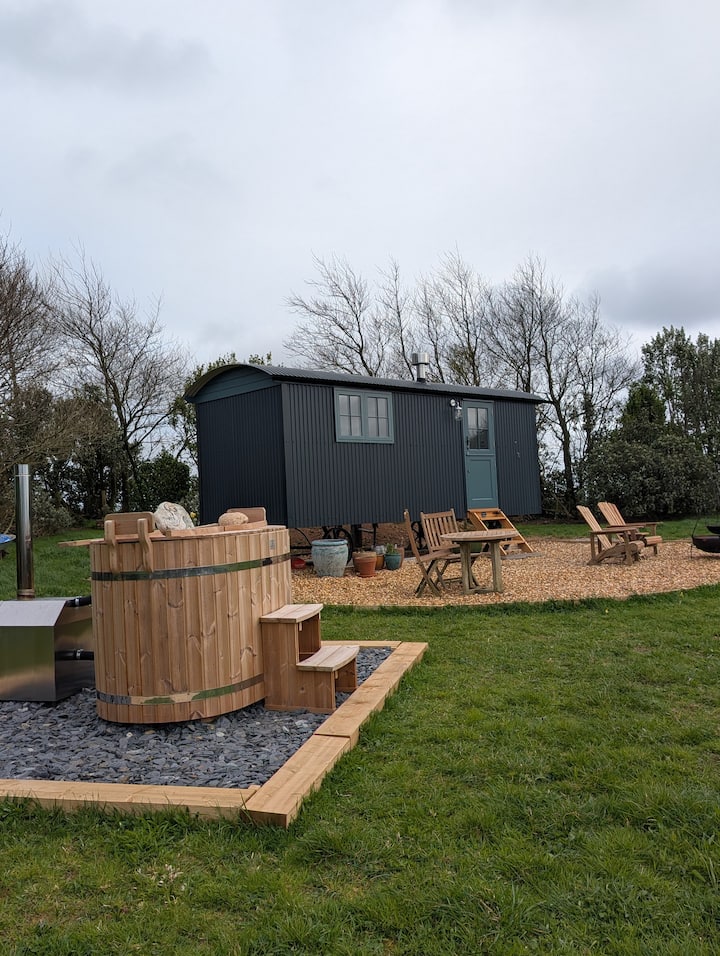 Charming Shepherds Hut With Stunning Sea Views - Port Isaac