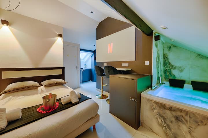 Hollywood Love Jacuzzi - Montgeron