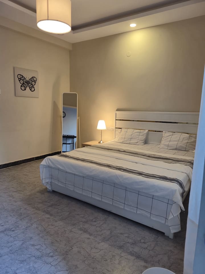 Studio Apartment & Private Bathroom - India