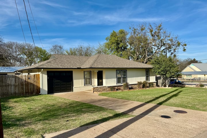 Lake View On The Square - Granbury, TX