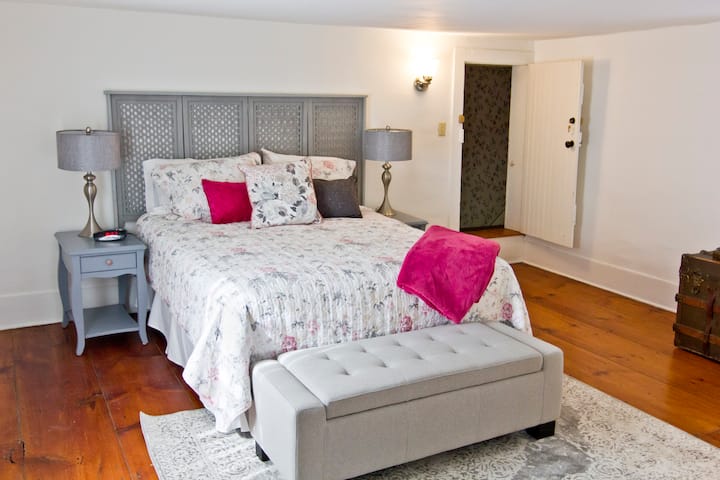 Heather Room At Watergrasshill B&b - New Paltz, NY