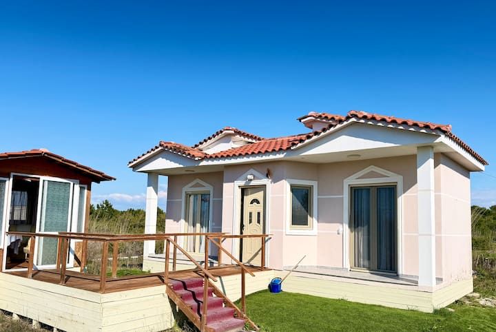 Beach House Retreat • Cozy & Steps To The Sea - 알바니아