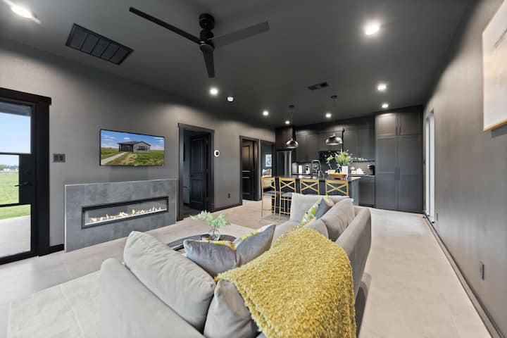 Modern Guest Suite | Private Entry & Comfort - Palmer, TX