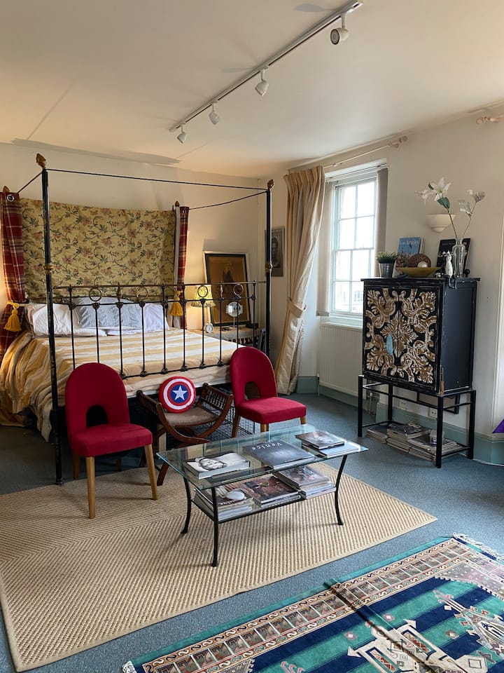 Extravagantly Antiqued One Bedroom House - Chippenham