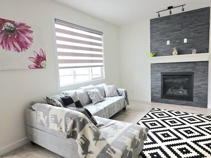 Modern Luxury Home • High Ceilings • Near Airport - Leduc