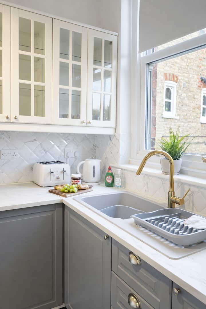 2br Nhs & Med Stay | Central | Parking | Sleeps 4 - Lincoln