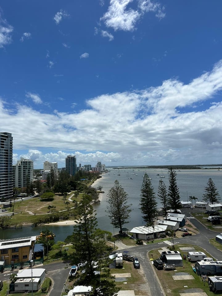 Modern Waterfront Apartment In Southport - Coolangatta