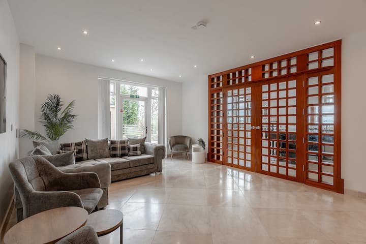 Manley Mansion |  Pool, Spa, Cinema, Sleeps 32 - マンチェスター