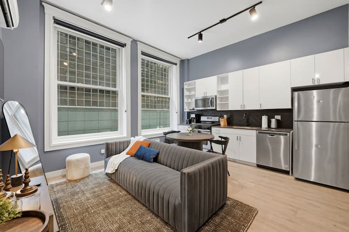 Plymouth Collection: 4bd 3ba With Rooftop & Lobby - Chicago, IL
