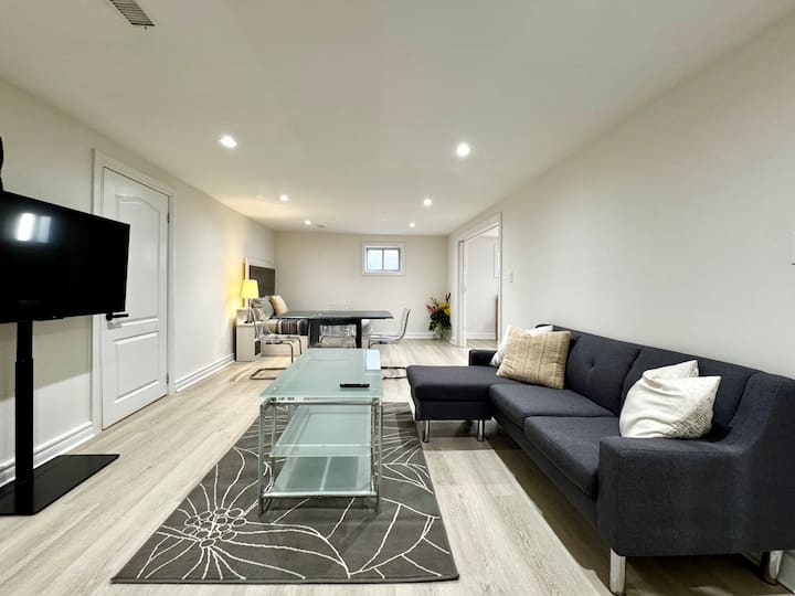 Newly Renovated 1 Bedroom 1.5 Bathroom Basement - 마크험