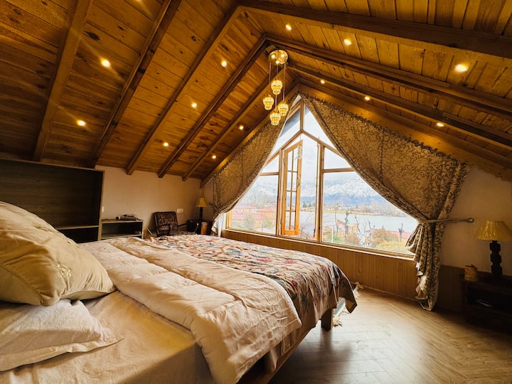 Nigeen Vista Lakeview Loft - India