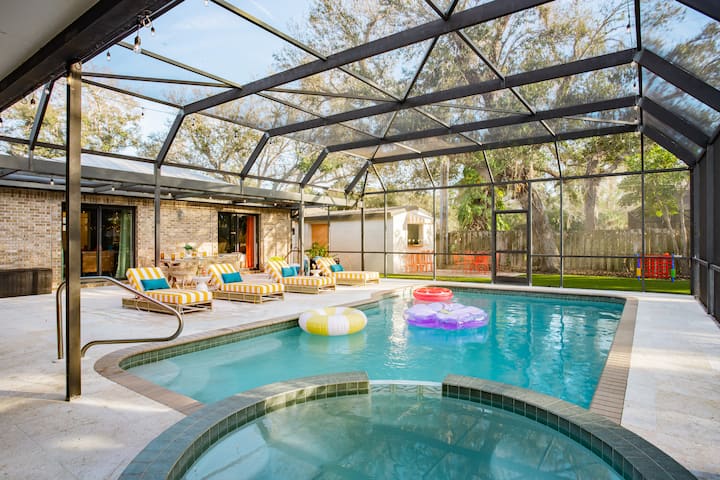 Sleeps 20! Heated Pool, Pickleball, Games Retreat! - Bradenton, FL