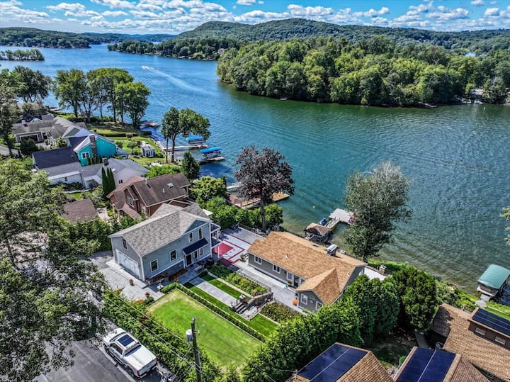 Candlewood Lakefront Haven! 3br/3ba: Dock & Beach - Danbury, CT