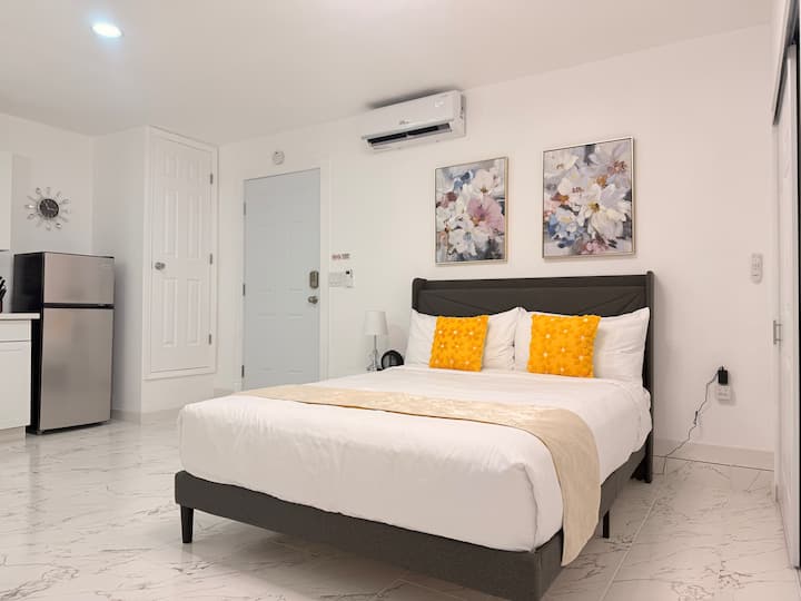 Cozy Private Suite With A Private Entrance - Electric Daisy Carnival (EDC Las Vegas)