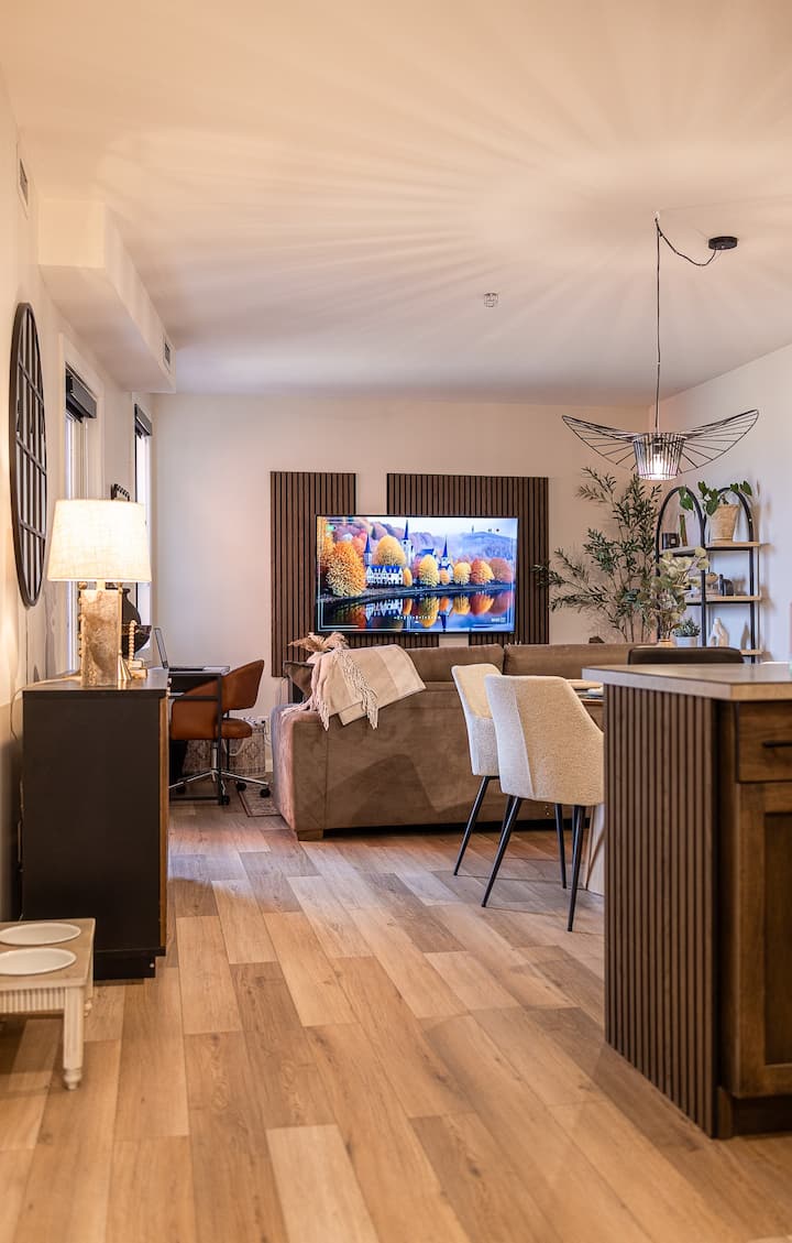 Resort-style Designer Stay Steps To Lake & Dining - Kelowna