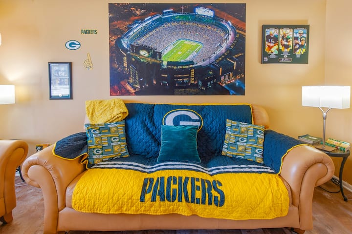 *New*- The Deluxe Oneida Tailgate House - Green Bay, WI