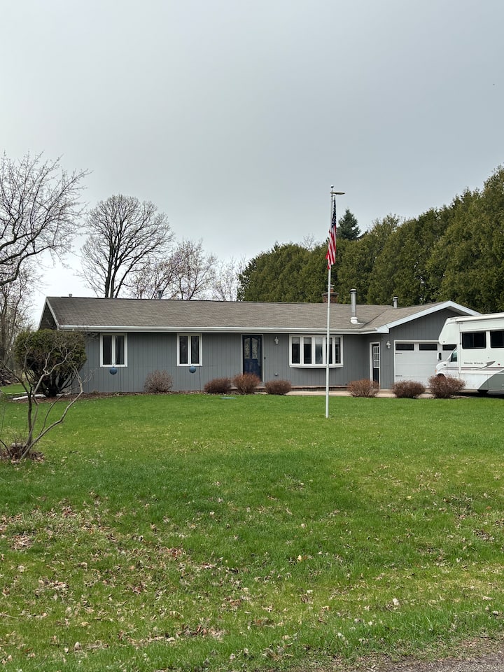 Eaa Rental! Quiet, Residential 4 Bedroom House. - Oshkosh, WI