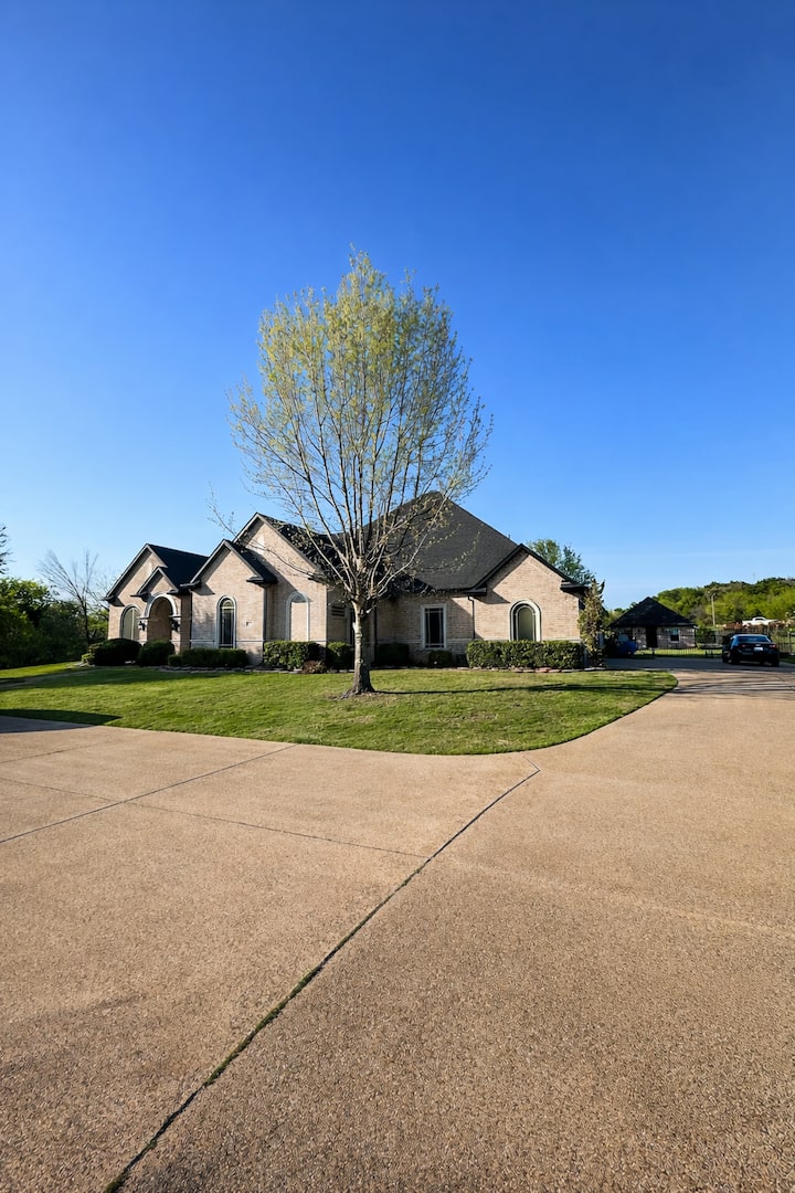 Modern Private Suite W/ Kitchen & Outdoor Dining - Cedar Hill, TX