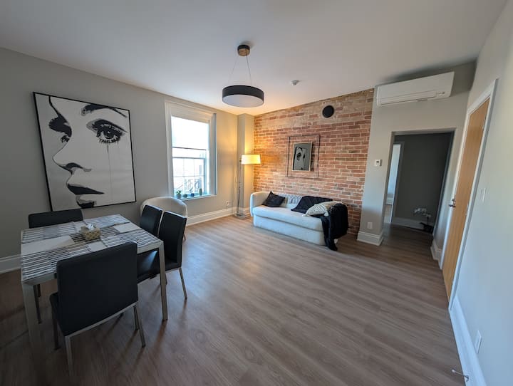 Cozy Apartment Situated Downtown - Peterborough, ON, Canadà