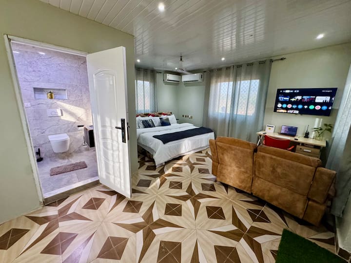 Secret Oasis: 200-acre Private Cabin Nature + Lake - Ghana