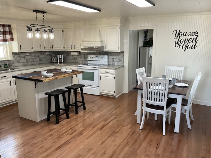 Completely Restored Farm House - Peaceful Meadows - Shippensburg University, Shippensburg