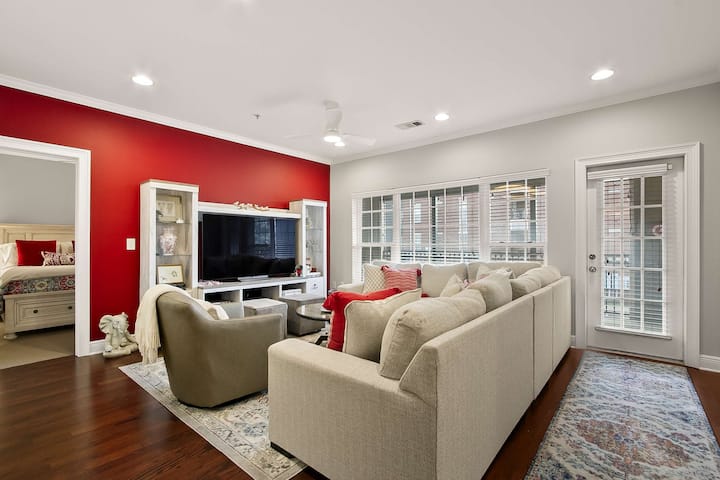 Jj's Happy Houndstooth | Walk To Campus & Gameday - Tuscaloosa, AL