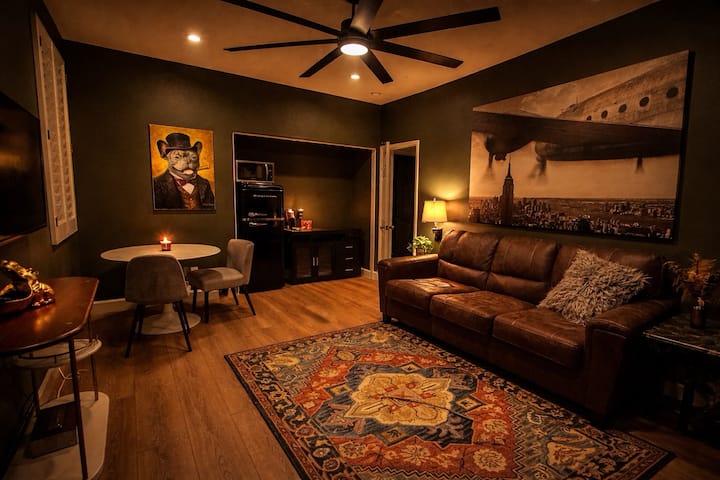 Private Speakeasy Suite Near Temecula • Hot Tub - Murrieta, CA