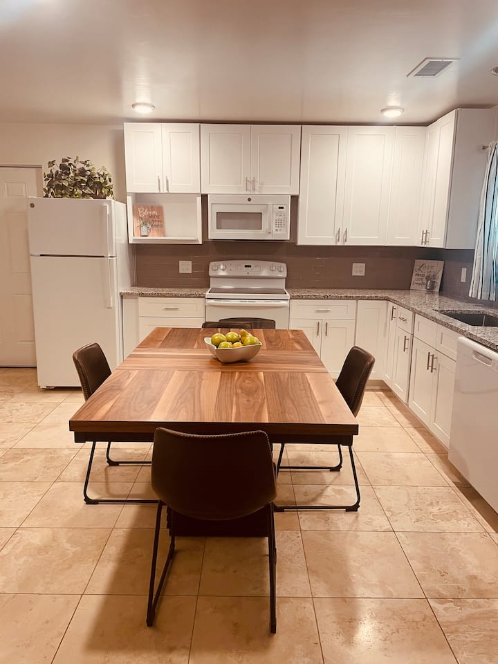 Conveniently Located Flagstaff First Floor Apt - Flagstaff, AZ