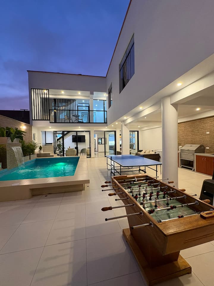 Casa Con Piscina, Amoblada, En Estreno. - Peru