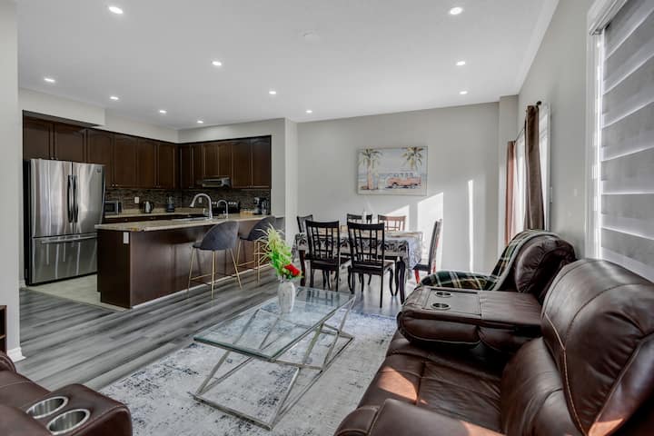 3 Bedroom 2.5 Bath - Big Backyard - Tesla Charger - Milton