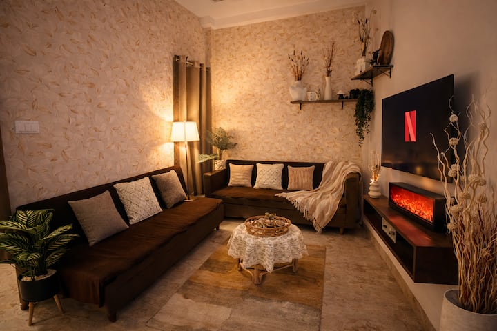 Luxe Earthy Cozy 1bhk | 43 Inch Smarttv, Wi-fi, Ac - Indore