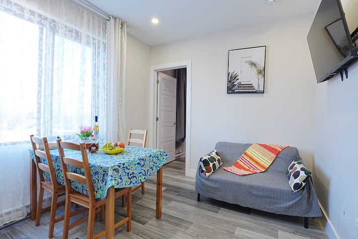 Cozy One Bedroom Apartment Decarie-310 - Laval, Canadá