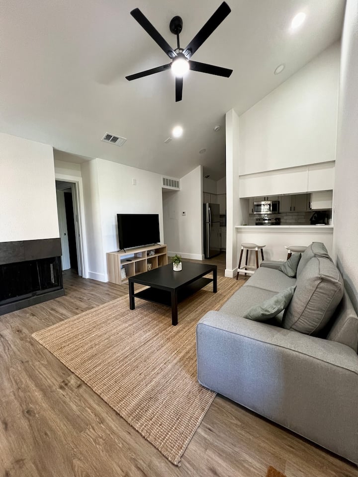 Cozy Spacious Newly Remodeled 2 Bedroom Apt - Dallas, TX