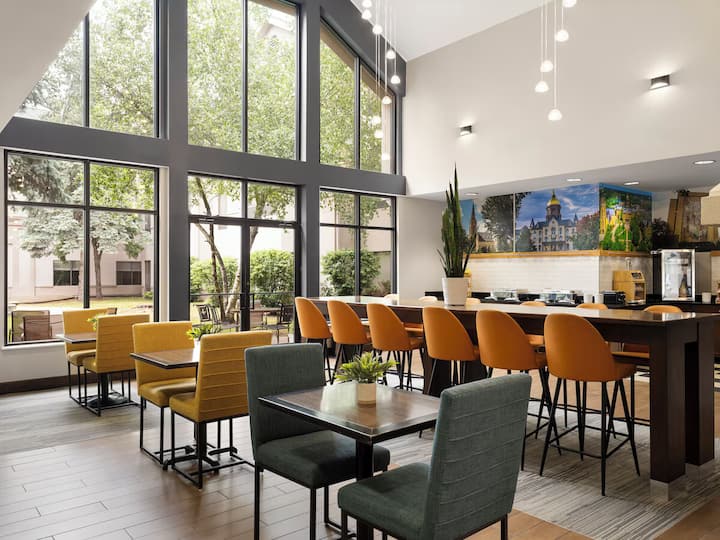 Sbn Intl Airport 2 Queen Studio Breakfast & Gym - South Bend, IN