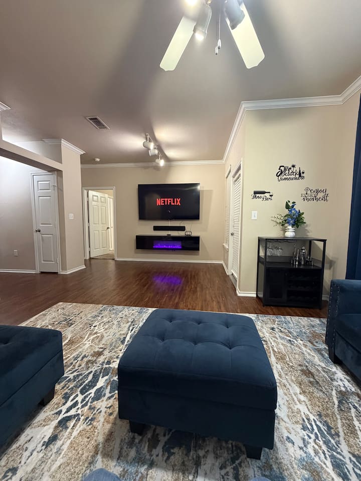 Simplistic Beauty, With Modern Comforts And A Lake - Grand Prairie, TX