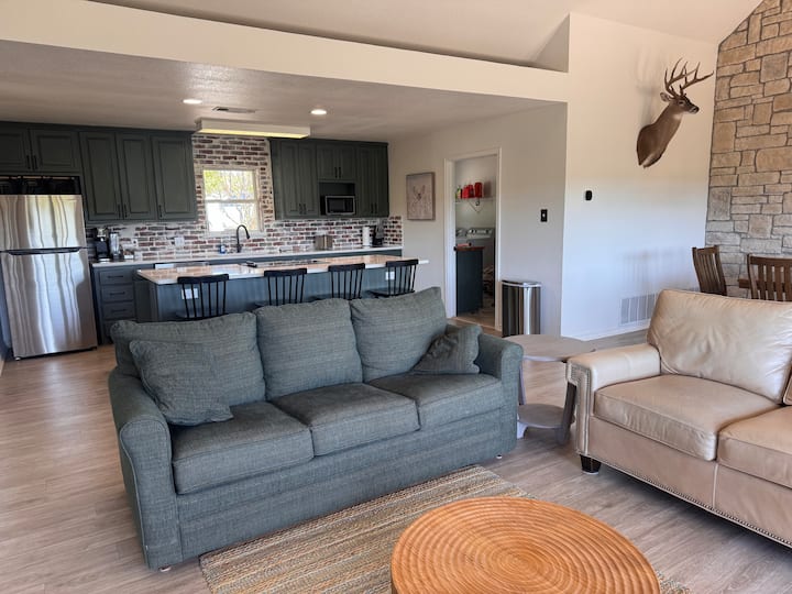 Charming Farmhouse On 30 Acres Of Trails - Glen Rose, TX