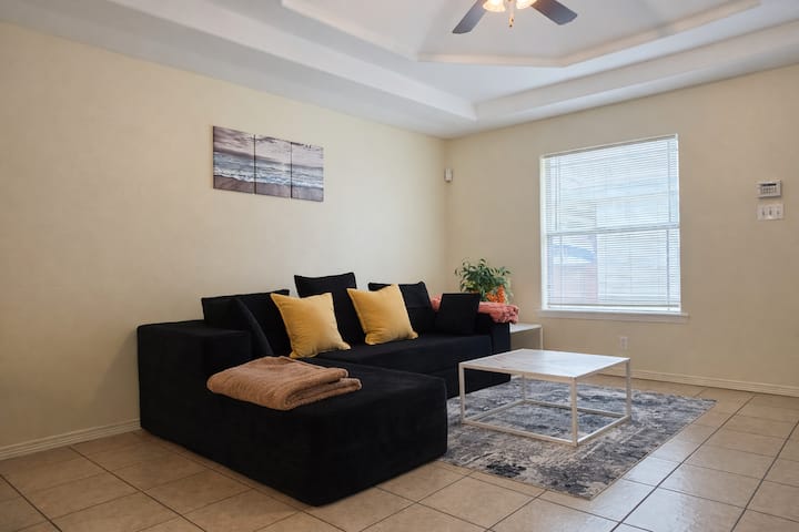Edinburg Tx • Prime Location • Spacious 2br/2ba - Edinburg, TX