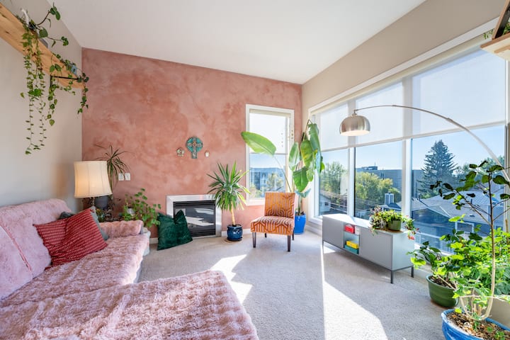 Skyline View Condo | Work-ready & Central Location - Canada