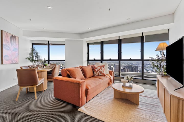 Skyline View! 43rd Floor Cbd | Free Parking & Pool - Australia