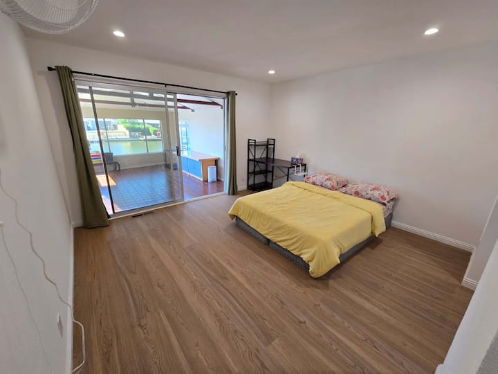 Newly Renovated Lakefront Home & Sunroom - Brentwood, CA