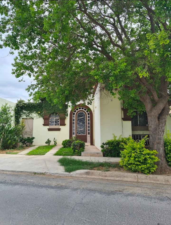 Casa Completa Con Cochera, Zona De Buena Ubicación - Nuevo Laredo
