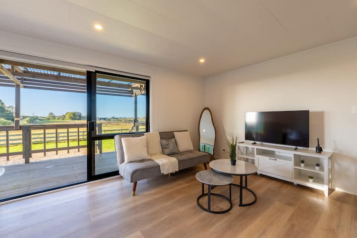 Charming 3-bedroom Farm Stay Cabin In Kingseat - Pukekohe Hill
