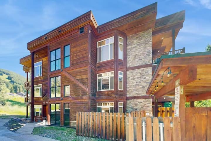 Ski-in Condo W/ Fireplace & Balcony, Dog-friendly - Whitefish, MT