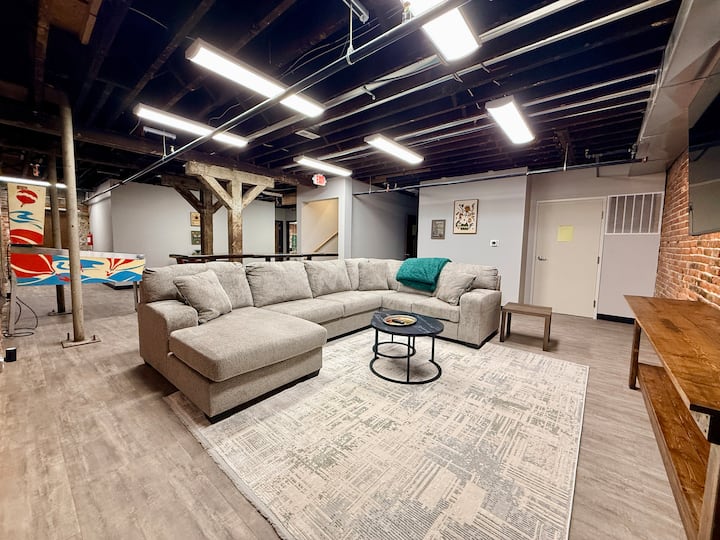 The Junction: Historic 6-bedroom Apartment - Grand Island, NE