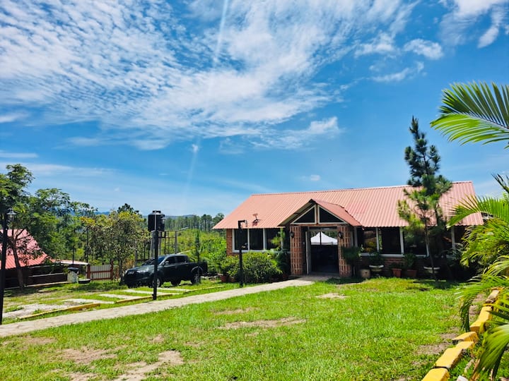 Amplia Cabaña En El Bosque Con Piscina Privada - Honduras