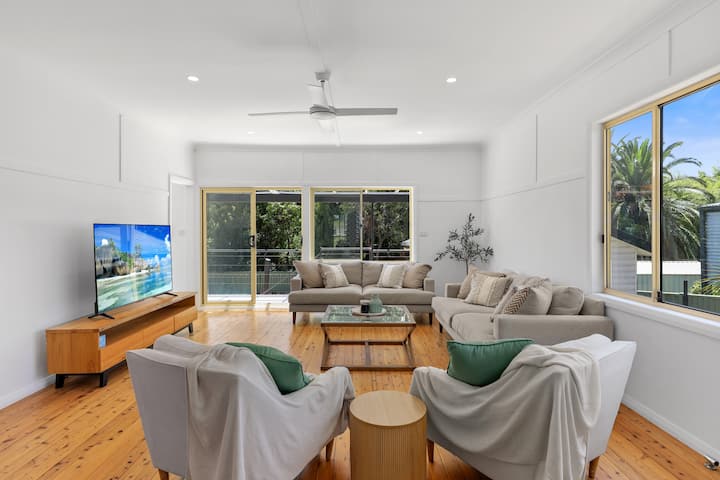Modern Poolside Living With Space To Unwind - Muswellbrook